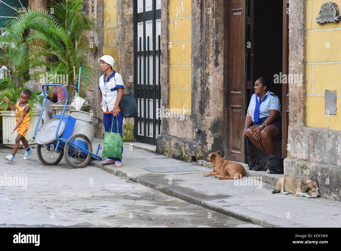 Cuban poverty streets hi-res stock photography and images - Alamy
