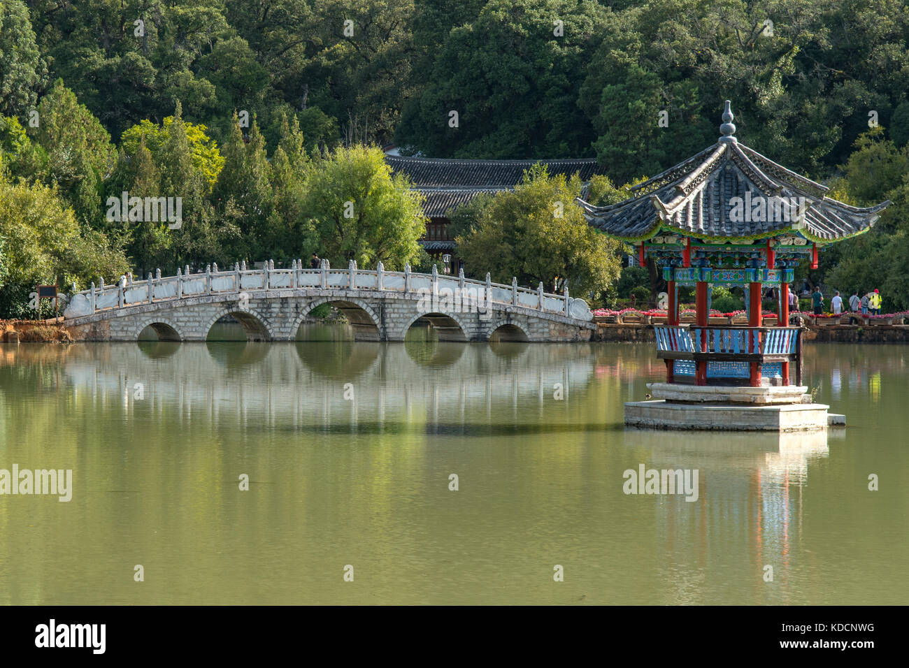 Five Arched Bridge, Black Dragon Pool Park, Lijiang, Yunnan, China ...