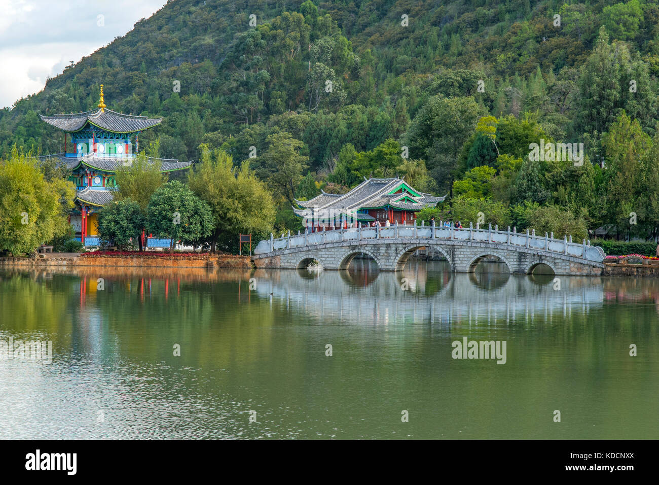 Five Arched Bridge, Black Dragon Pool Park, Lijiang, Yunnan, China ...