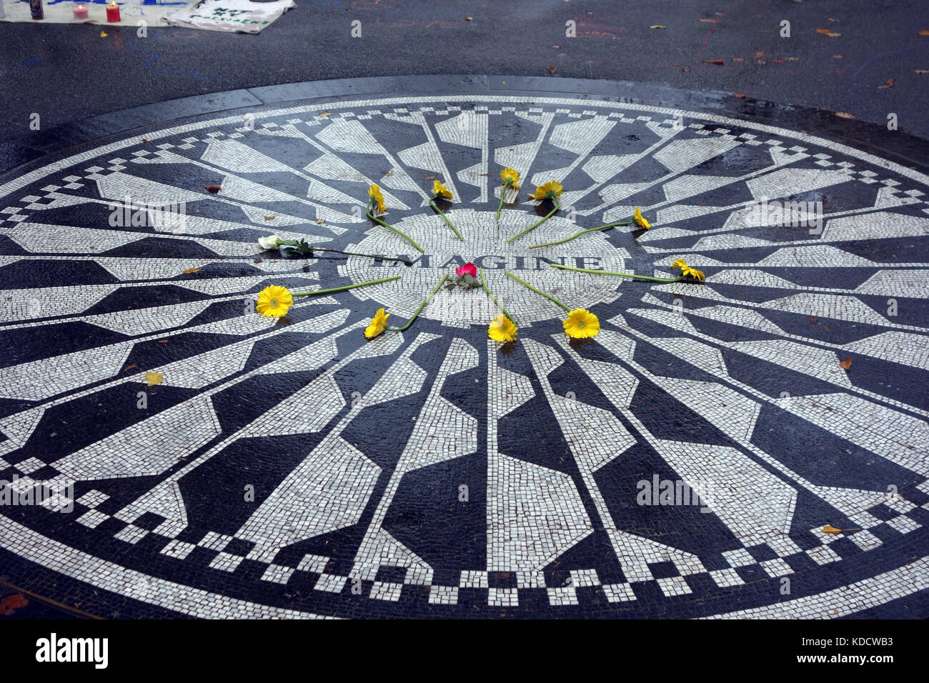 Imagine peace sign hi-res stock photography and images - Alamy