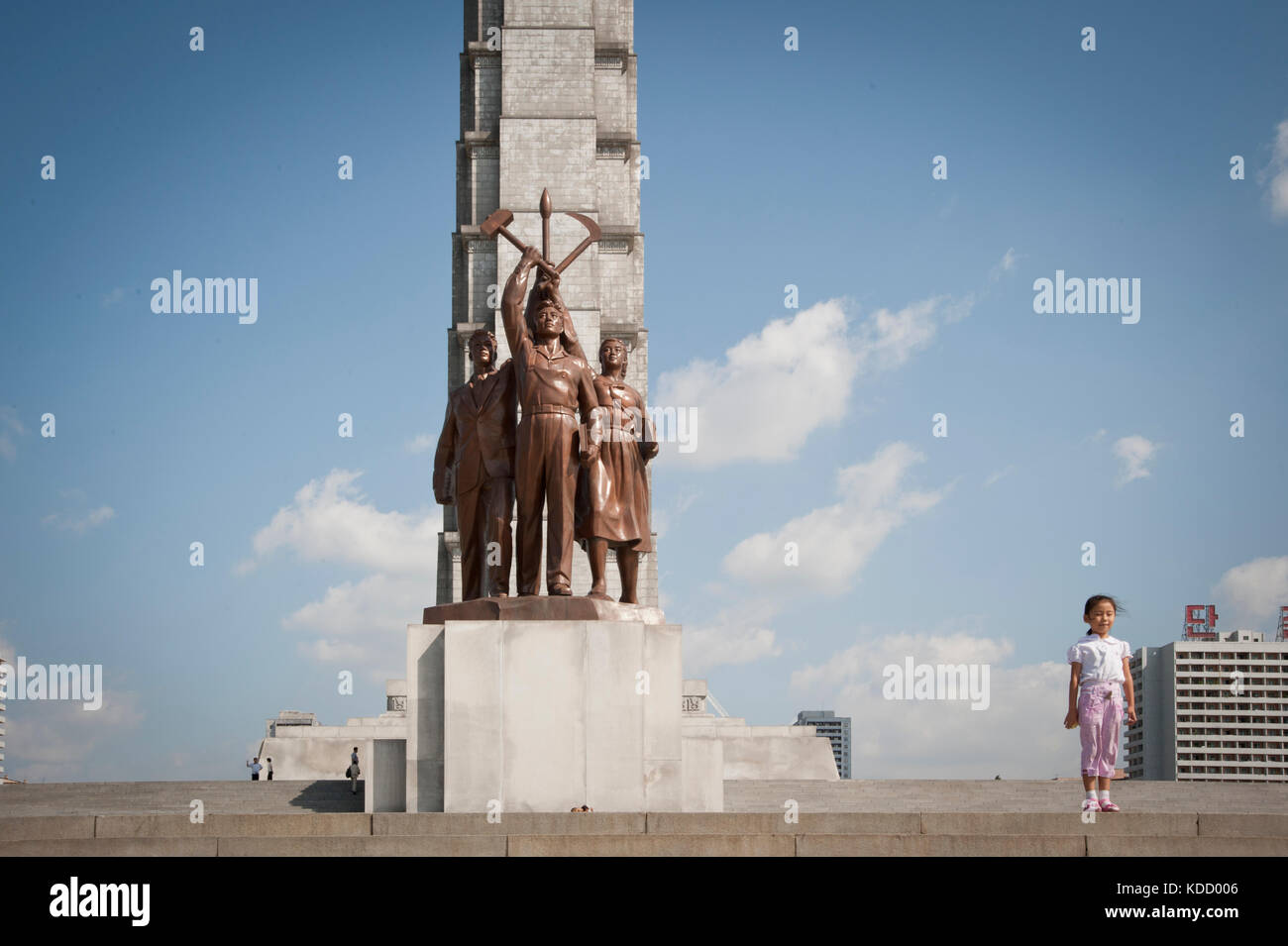 Petite fille qui pause devant la tour du Juché à Pyongyang le 9 octobre ...