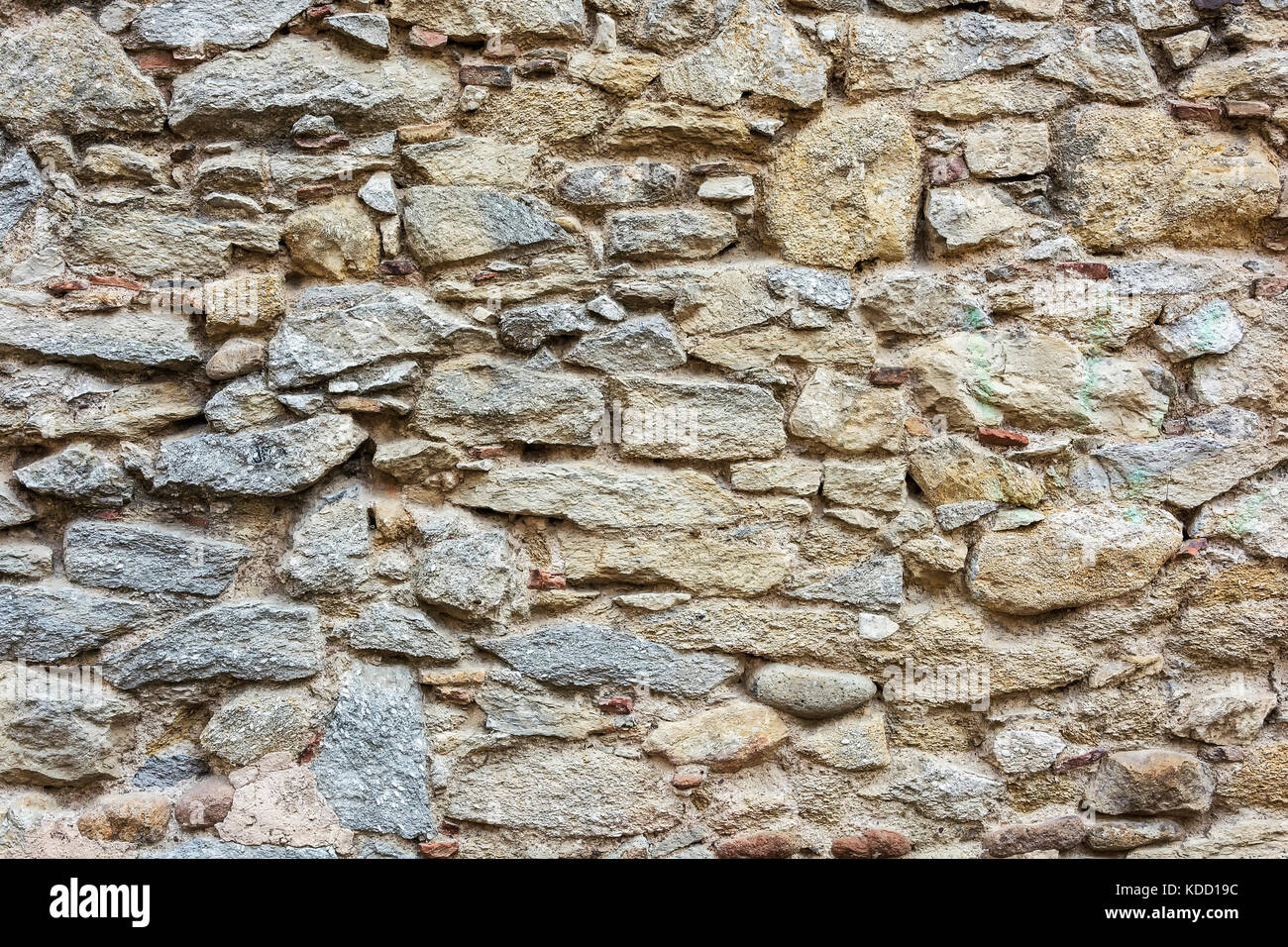 Wall masonry of stone of different sizes and shapes Stock Photo - Alamy