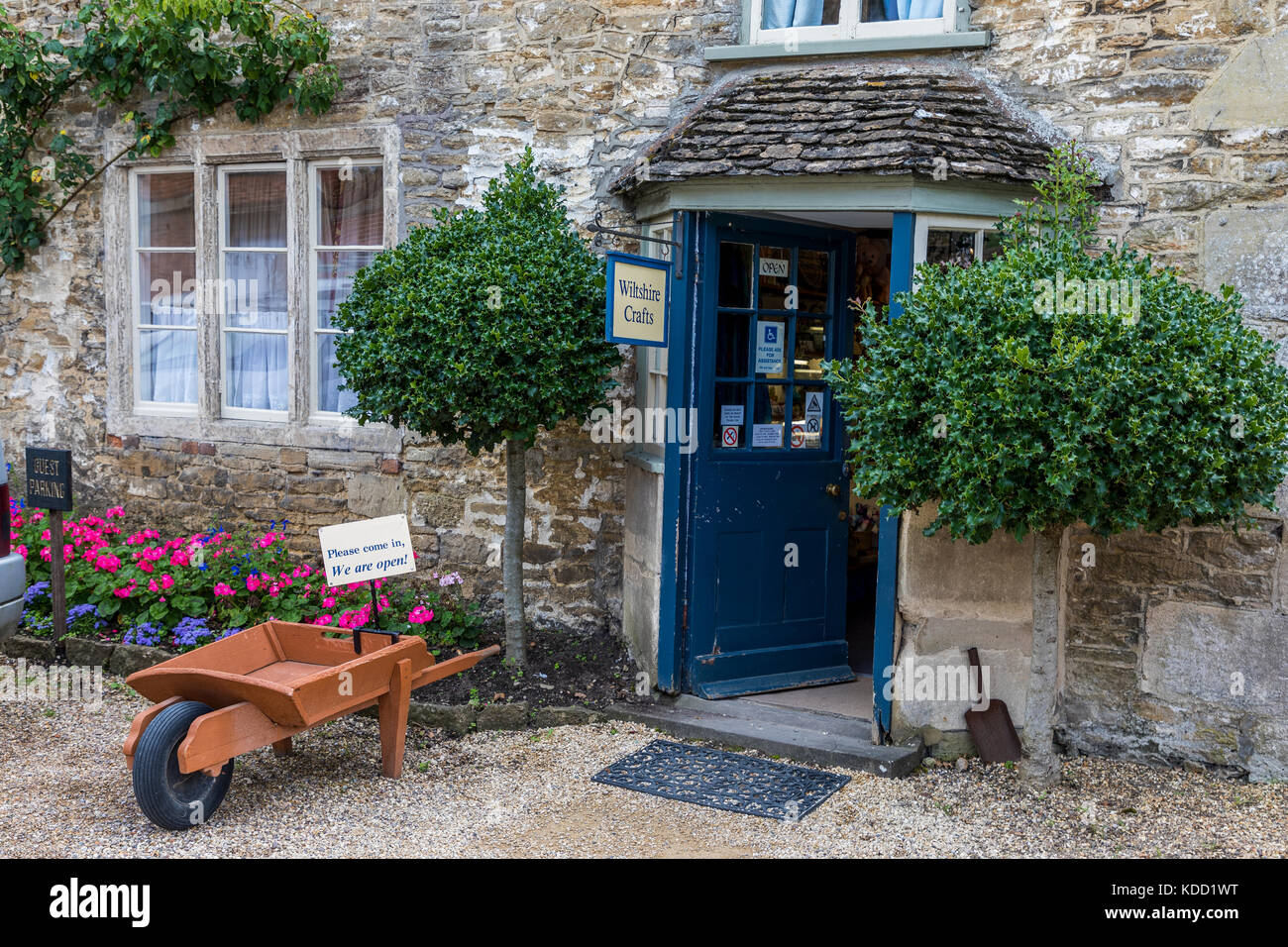 Old style shop hi-res stock photography and images - Alamy
