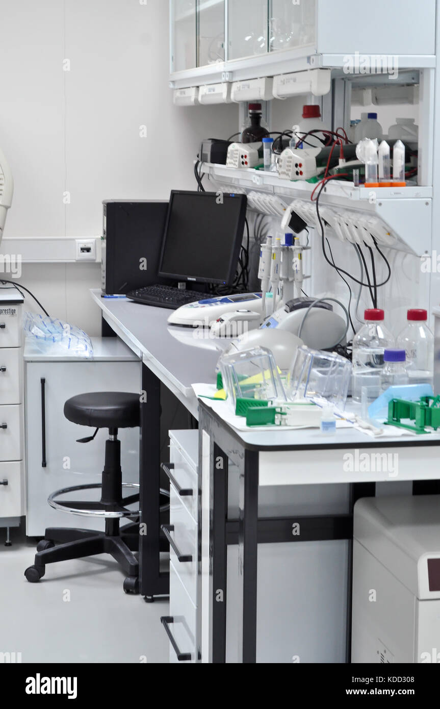 Modern chemical laboratory experiment hi-res stock photography and ...