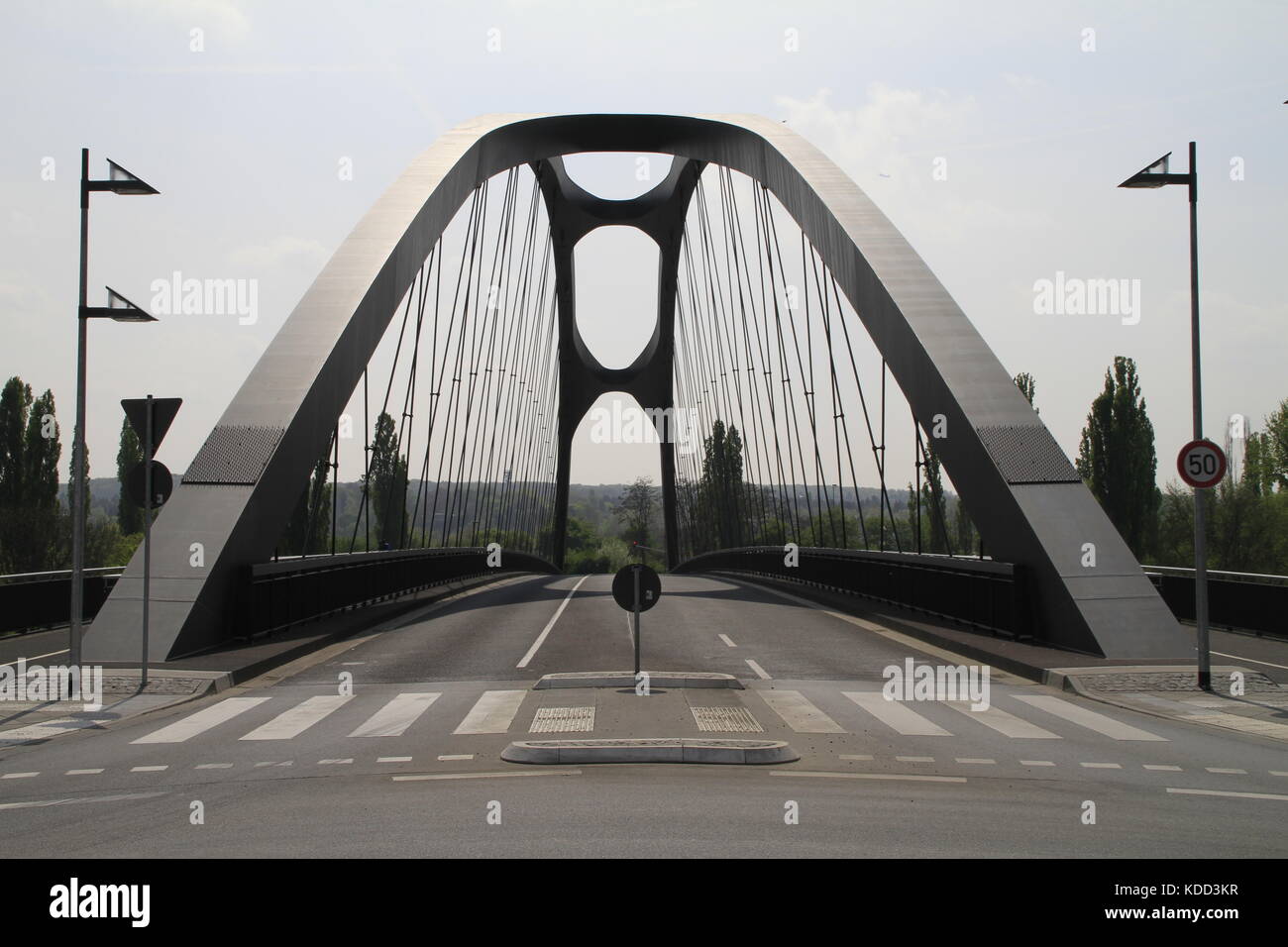Bridge symmetry hi-res stock photography and images - Alamy