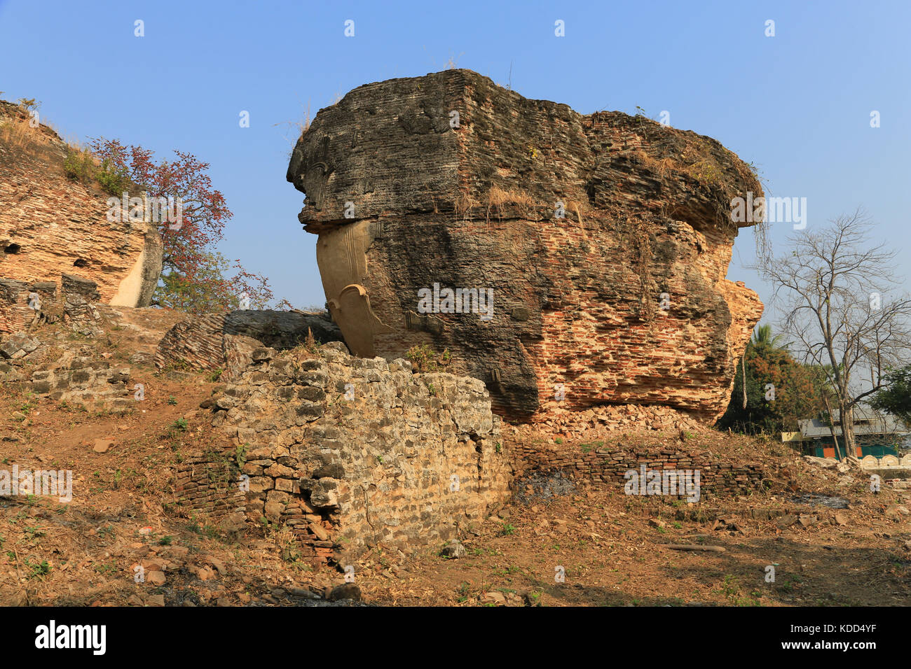 The Giant Lions sculpture at Min Kun on the Irrawaddy River near ...