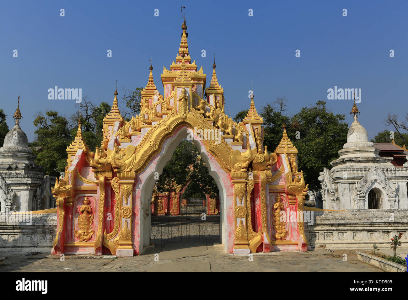 Kuthodaw pagoda hi-res stock photography and images - Alamy