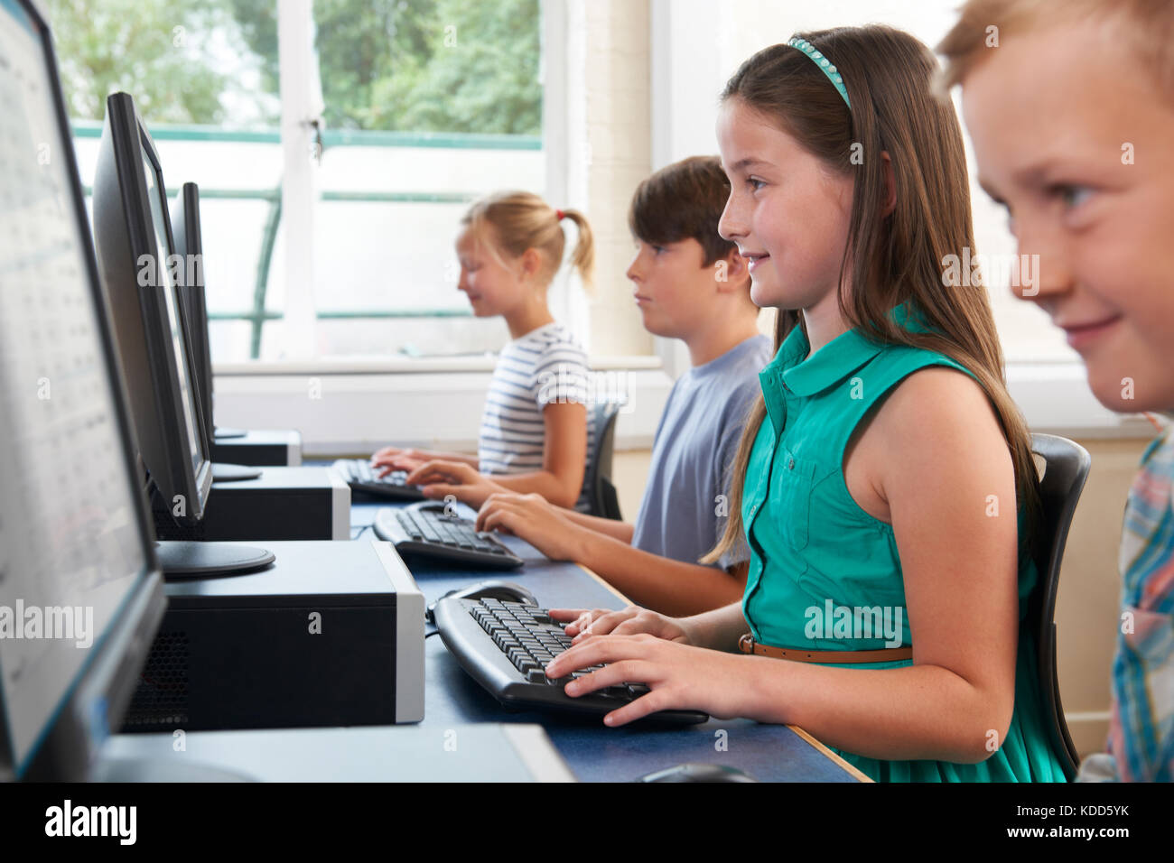 Group Of Elementary School Children In Computer Class Stock Photo - Alamy