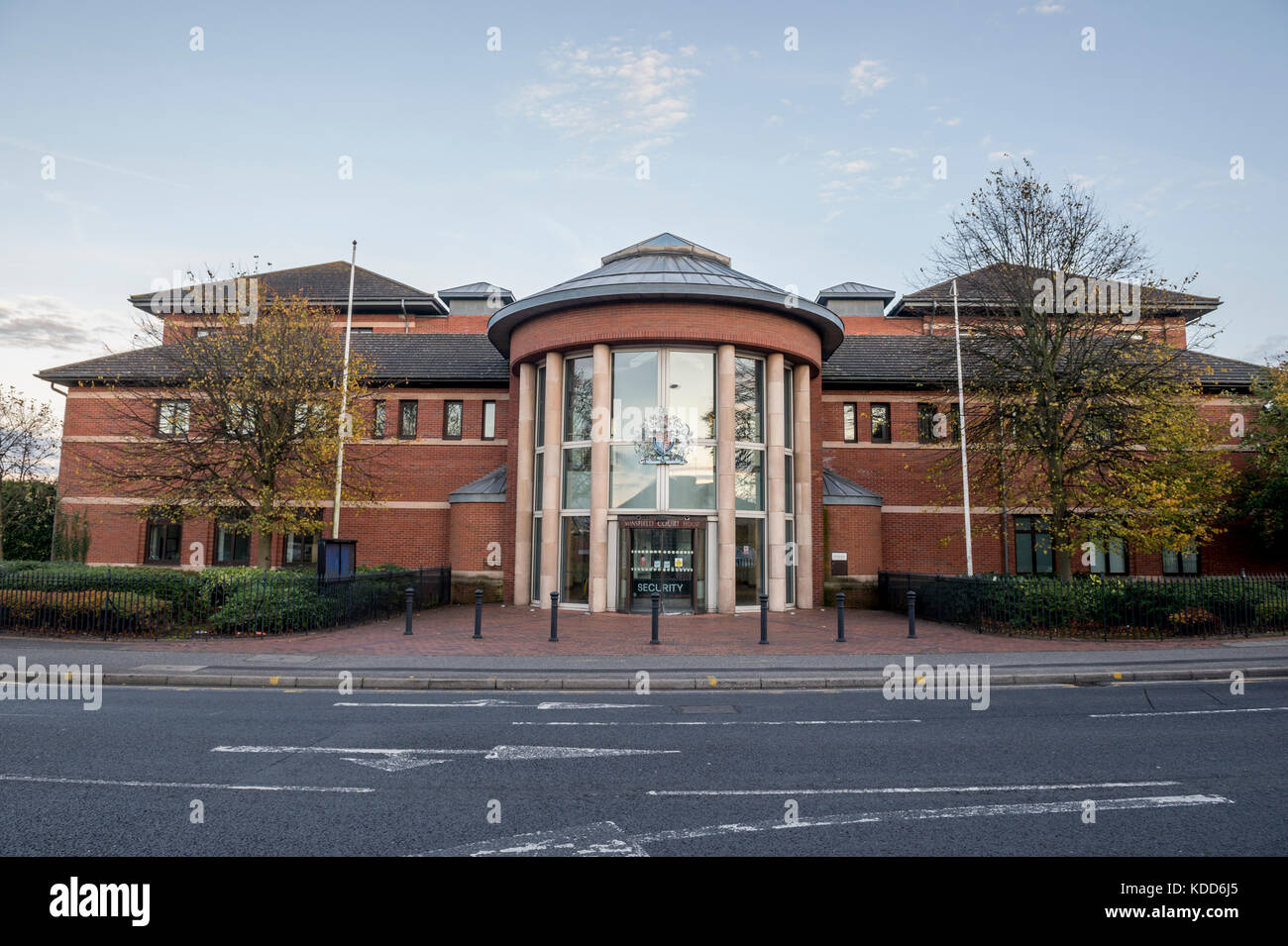 The outside of Mansfield Magistrates' Court Stock Photo - Alamy