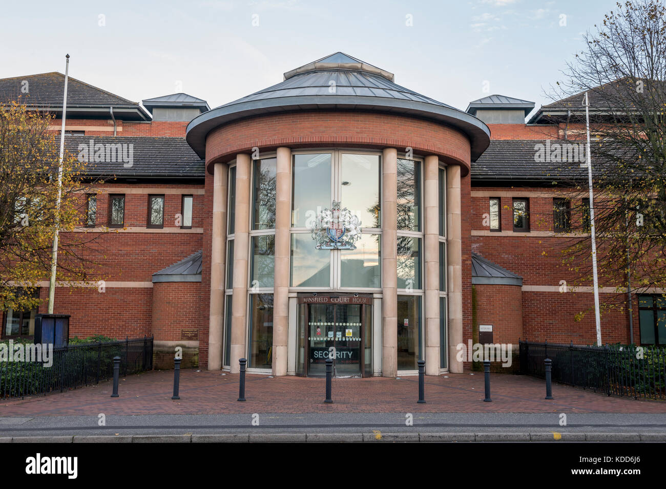 The outside of Mansfield Magistrates' Court Stock Photo - Alamy