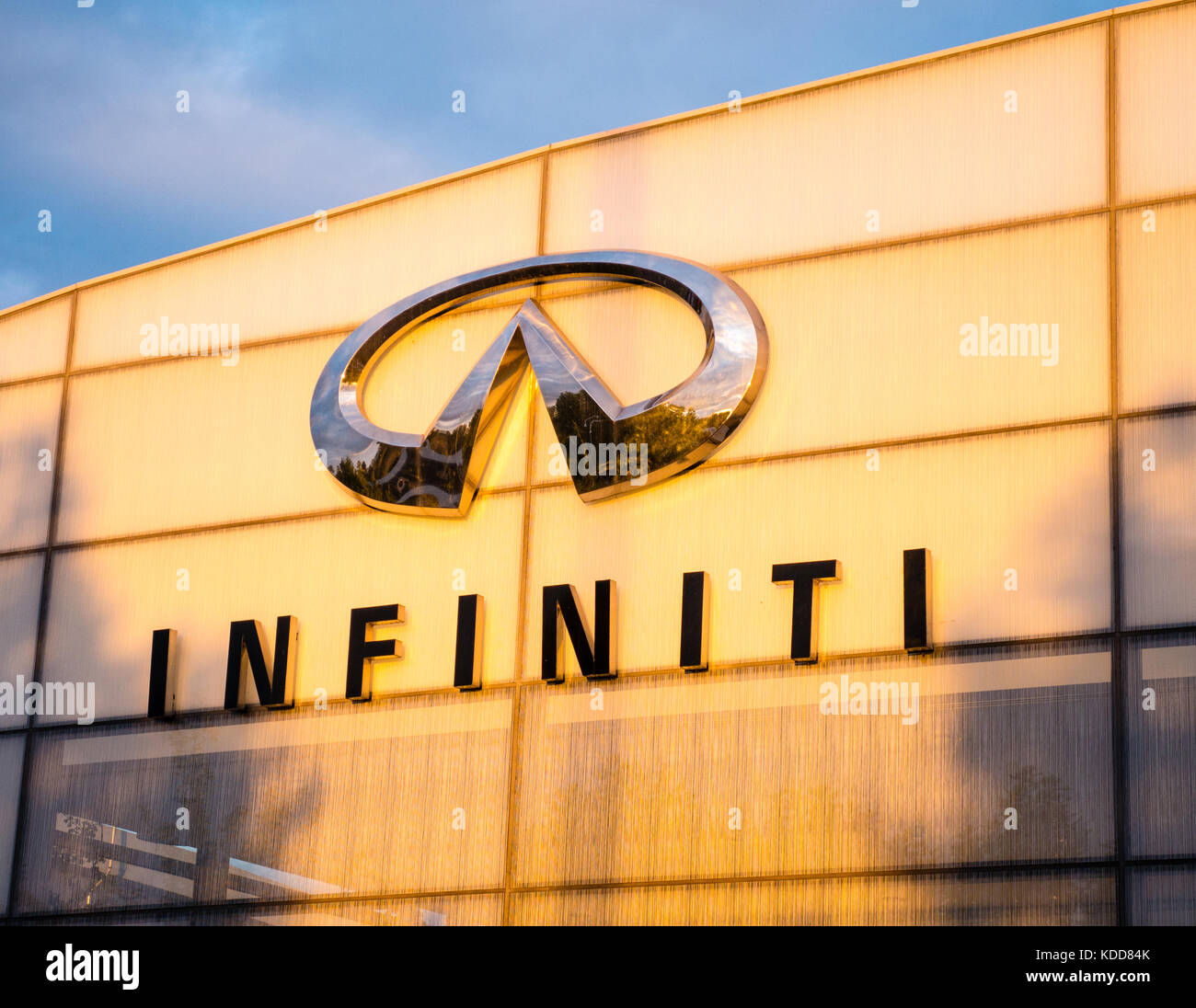 Infiniti car logo hi-res stock photography and images - Alamy