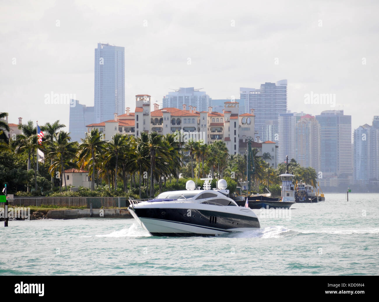Luxury yacht cruising the Miami waterways Stock Photo - Alamy