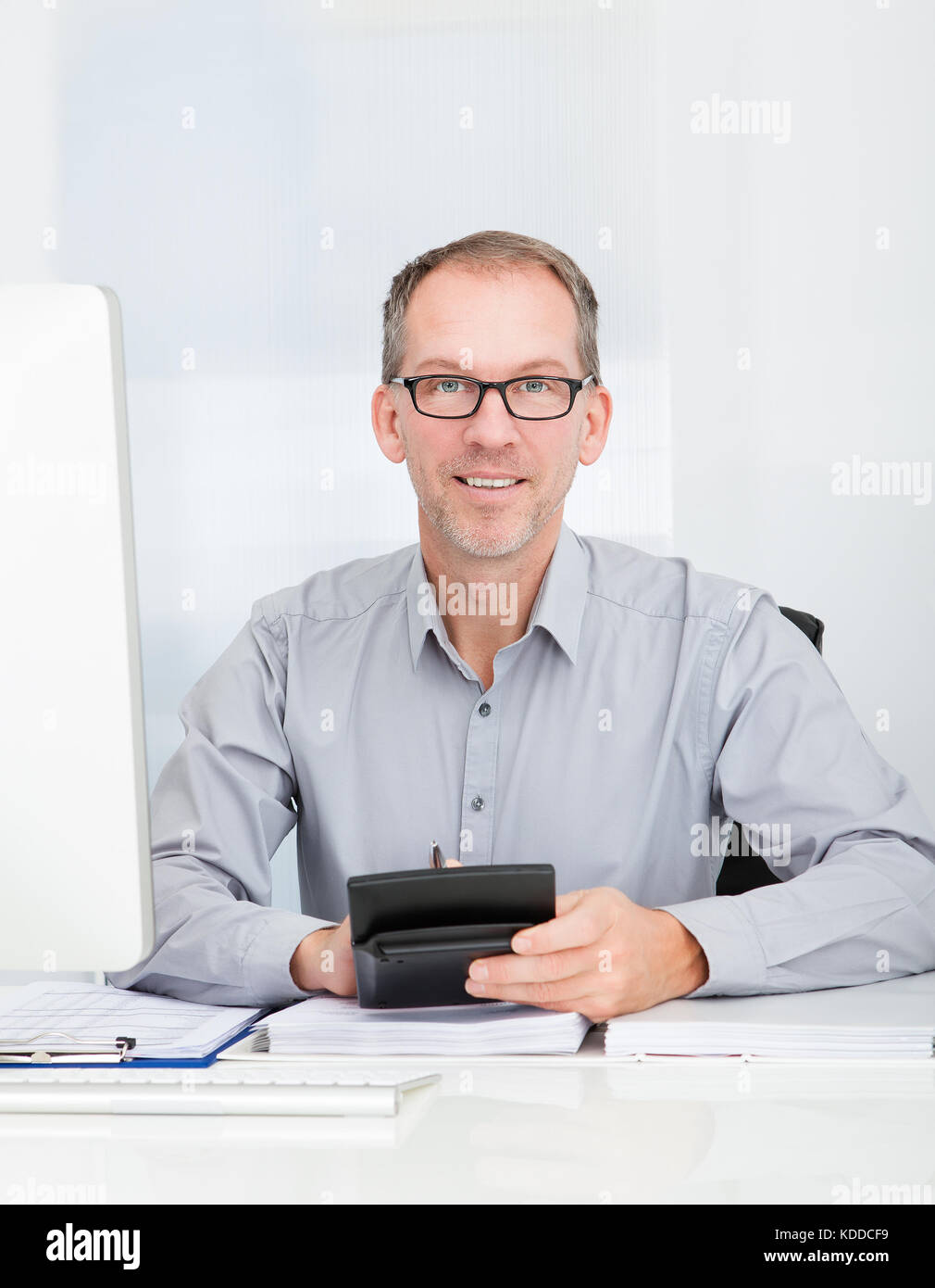 Accountant account senior hi-res stock photography and images - Alamy