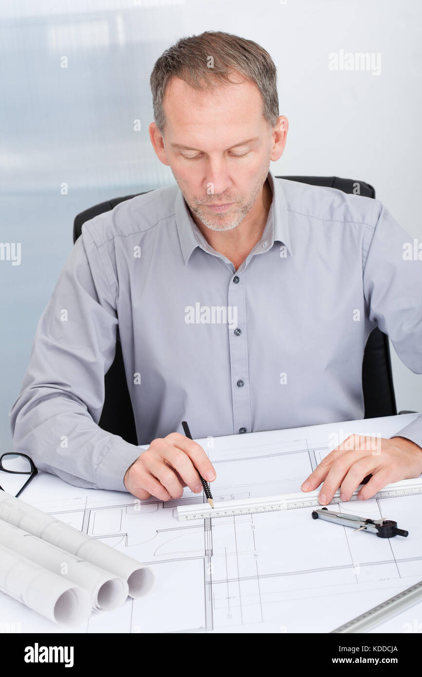 Portrait senior man drawing hi-res stock photography and images - Alamy