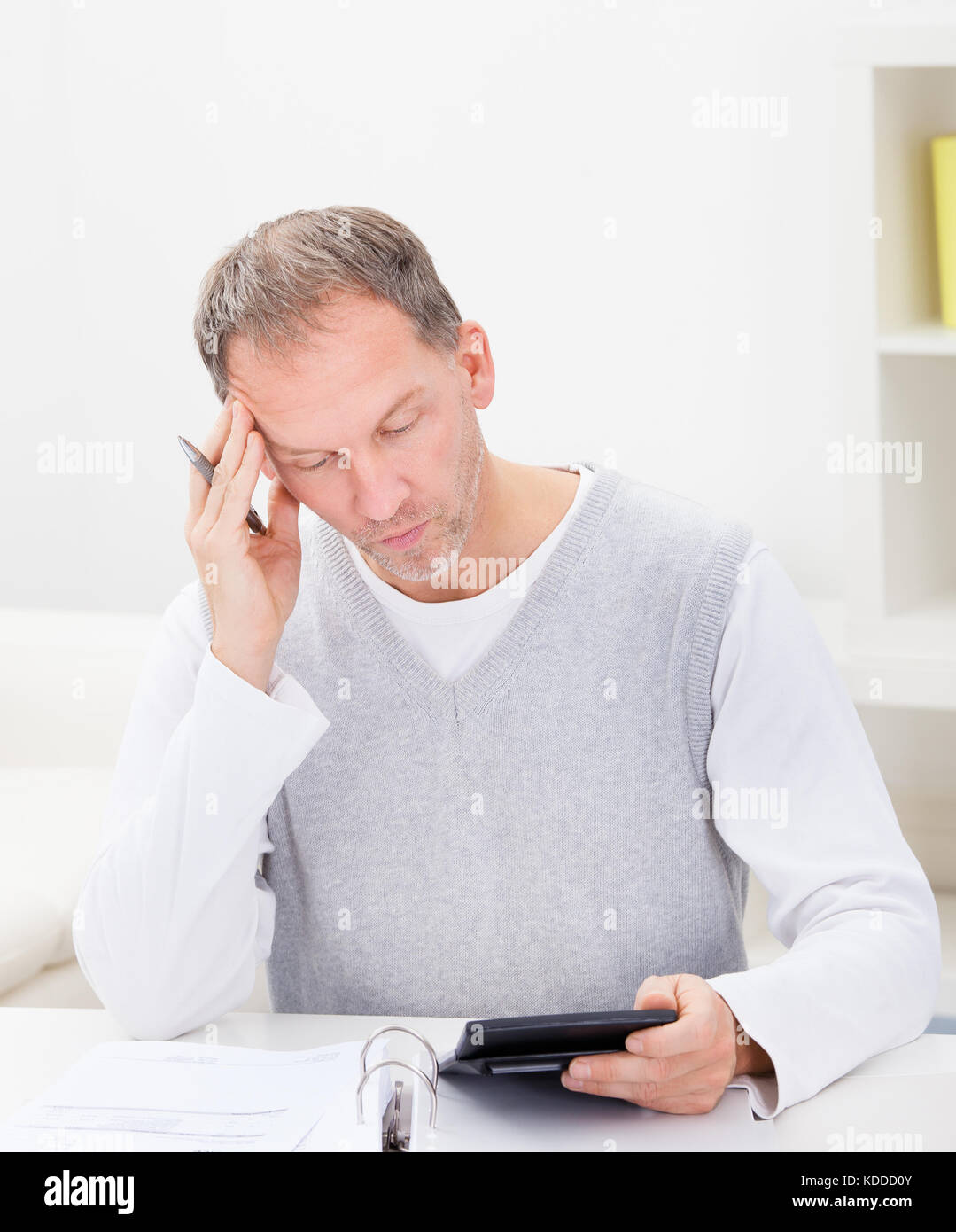Man holding a calculator hi-res stock photography and images - Alamy