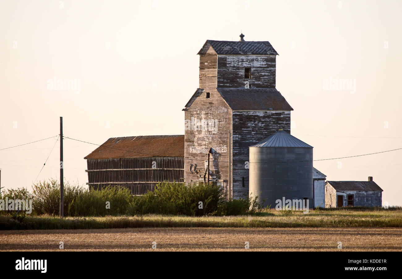Grain elevator saskatchewan canada hi-res stock photography and images ...