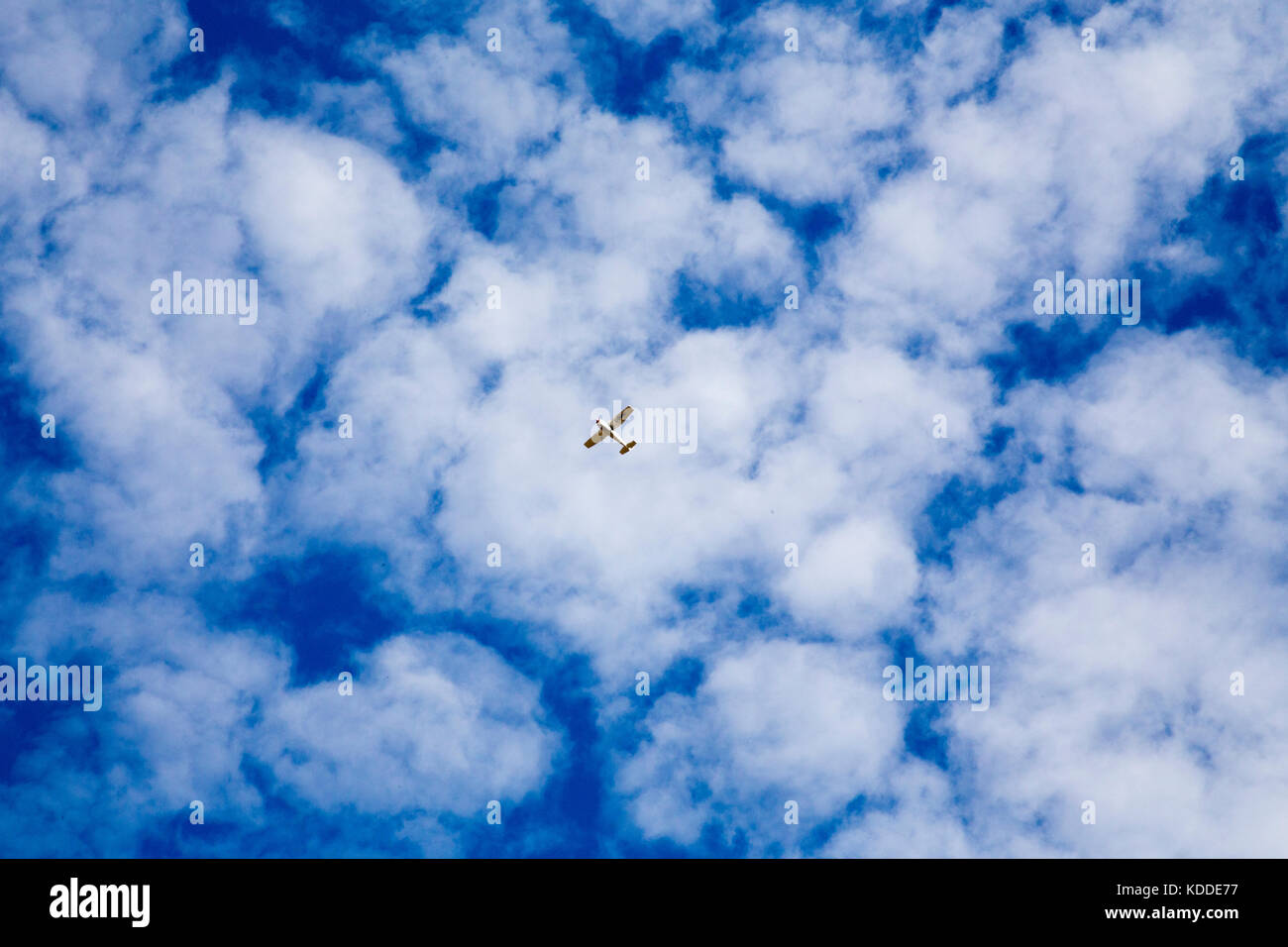 Plane Flying sky cloud patterns white and blue Stock Photo - Alamy