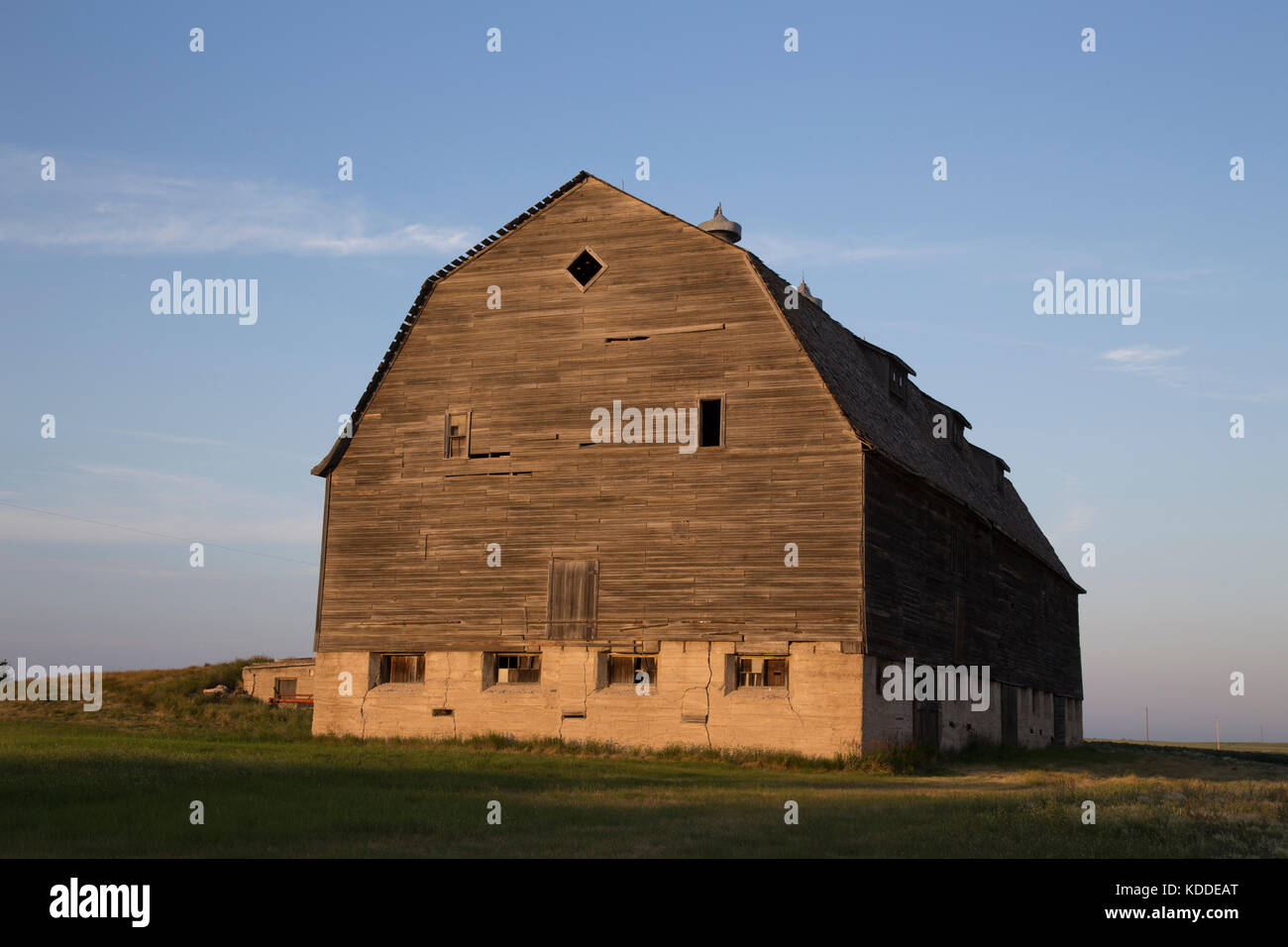 Prairie Barn Saskatchewan summer rural scene Canada Stock Photo - Alamy