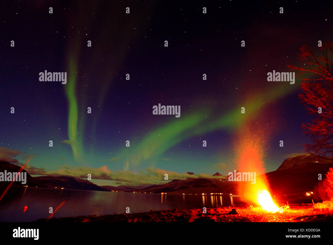 Northern lights over water hi-res stock photography and images - Alamy