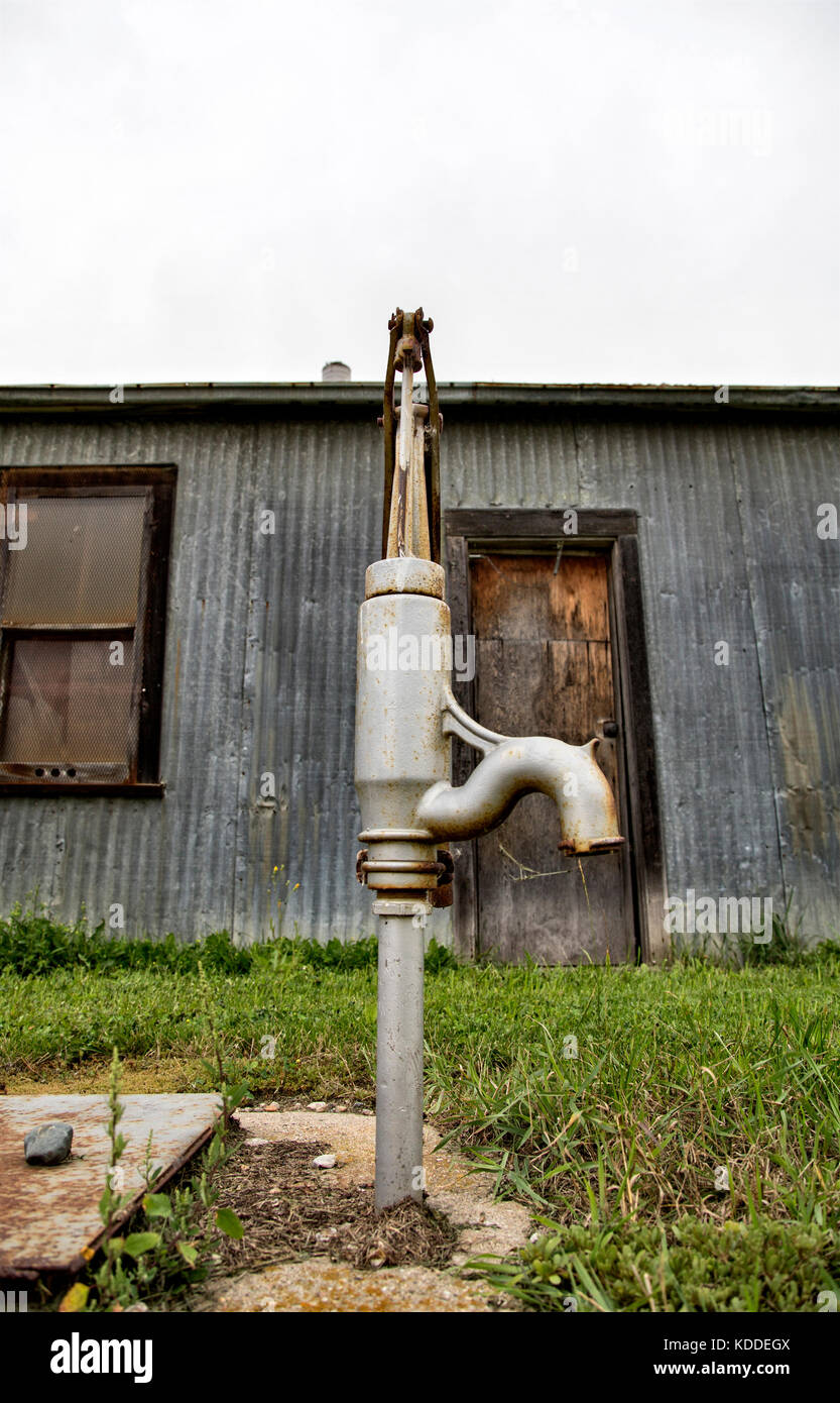 Prairie Scene Saskatchewan summer water pump Stock Photo - Alamy