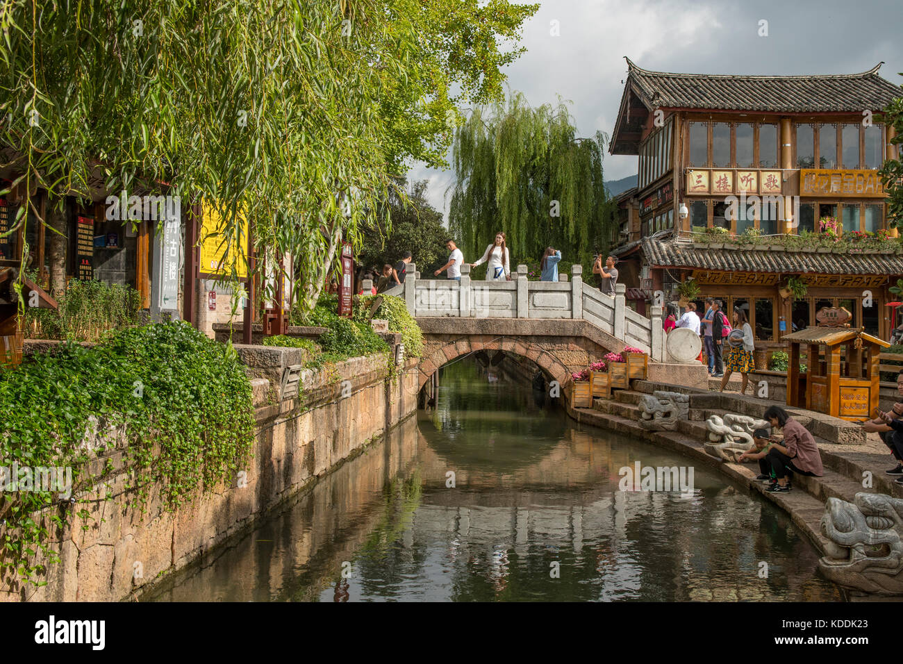 Bridge over Yu He Canal in Sifangjie in Ancient Town of Lijiang, Yunnan ...