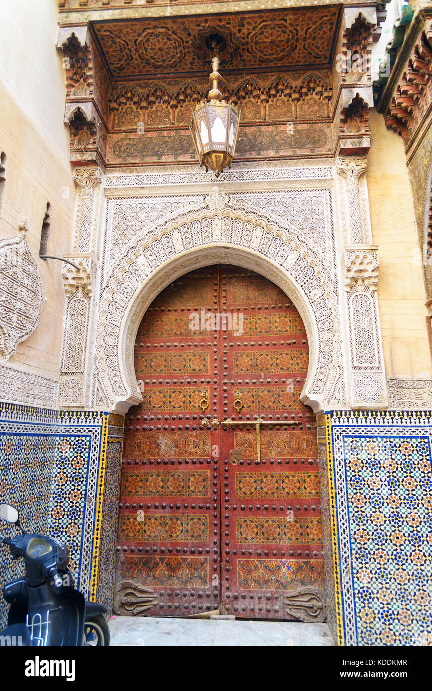 Mosque door fes hi-res stock photography and images - Alamy