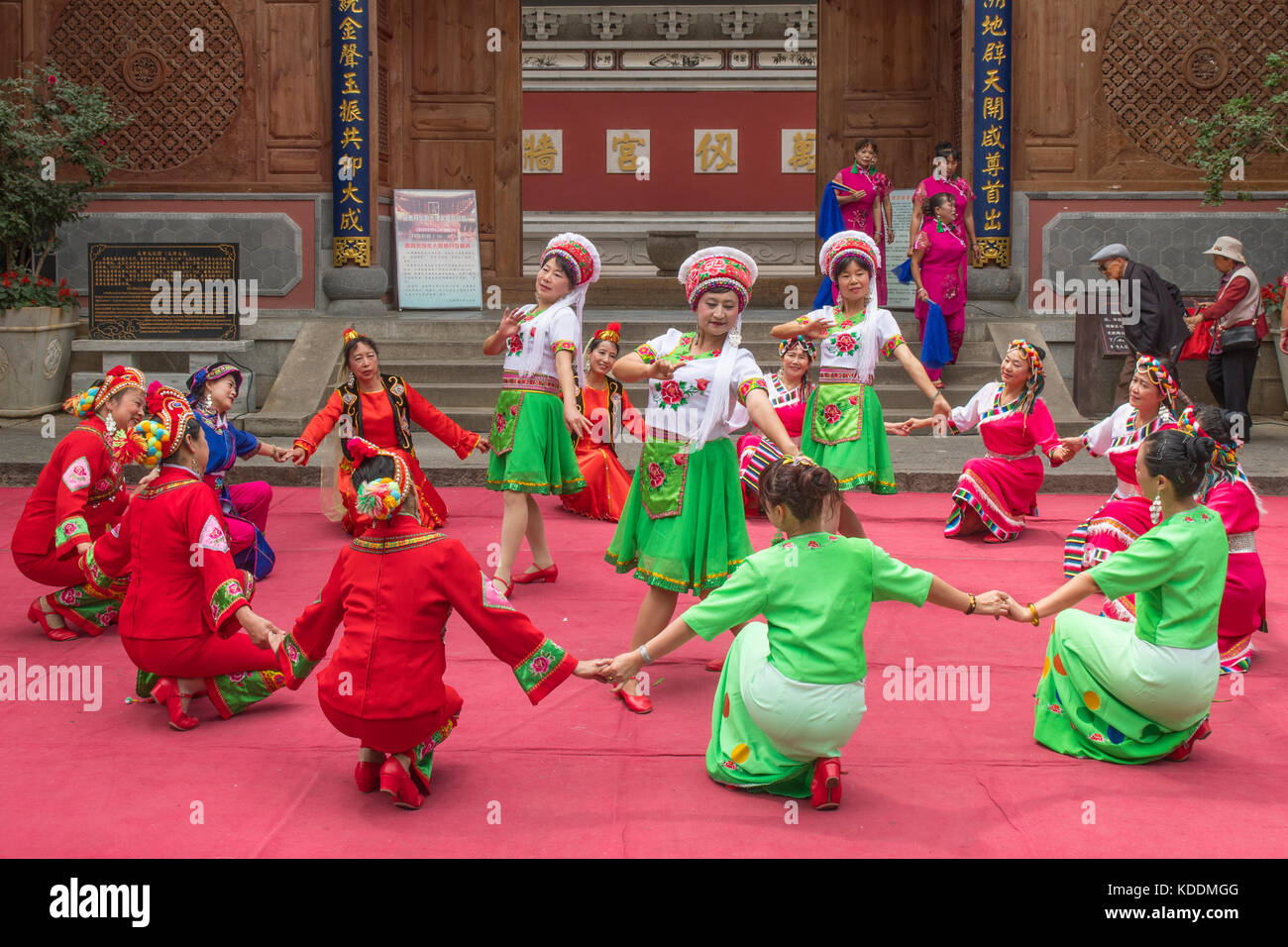 Bai Ethnic Dancers in Ancient City of Dali, Yunnan, China Stock Photo ...