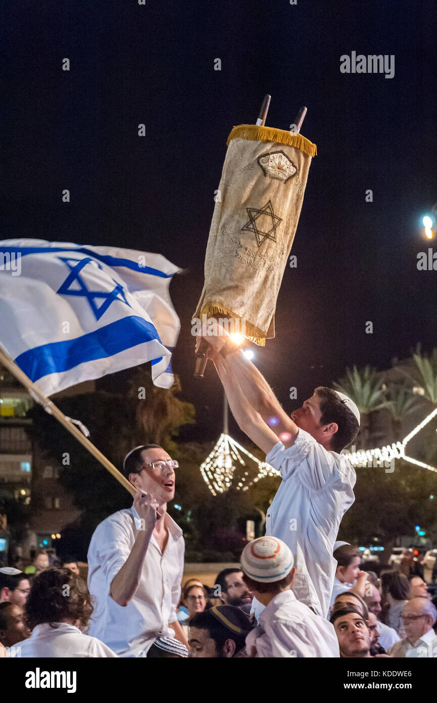 Tel Aviv, Israel. 12th October, 2017. orthodox and secular Jews ...