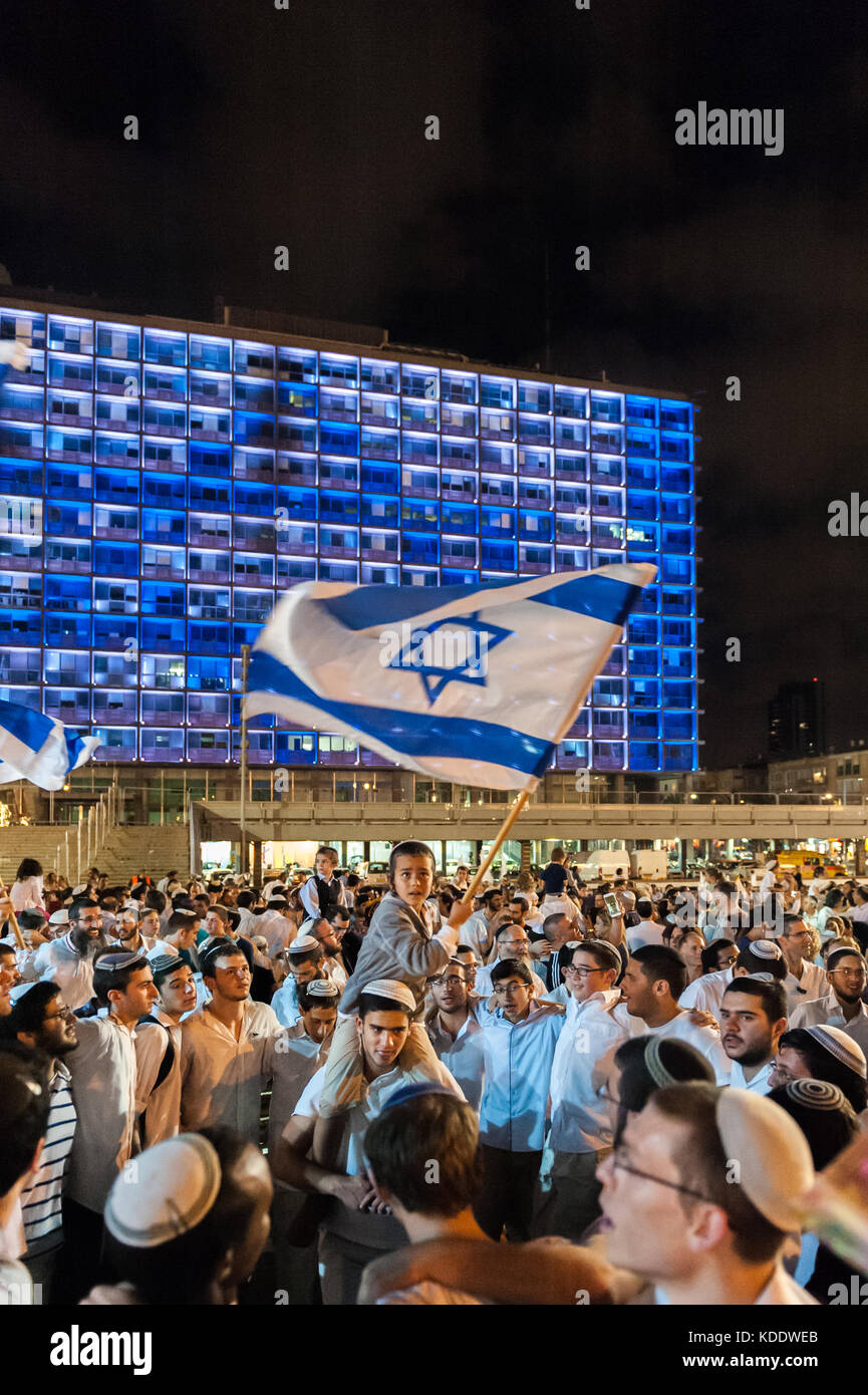 Tel Aviv, Israel. 12th October, 2017. orthodox and secular Jews ...