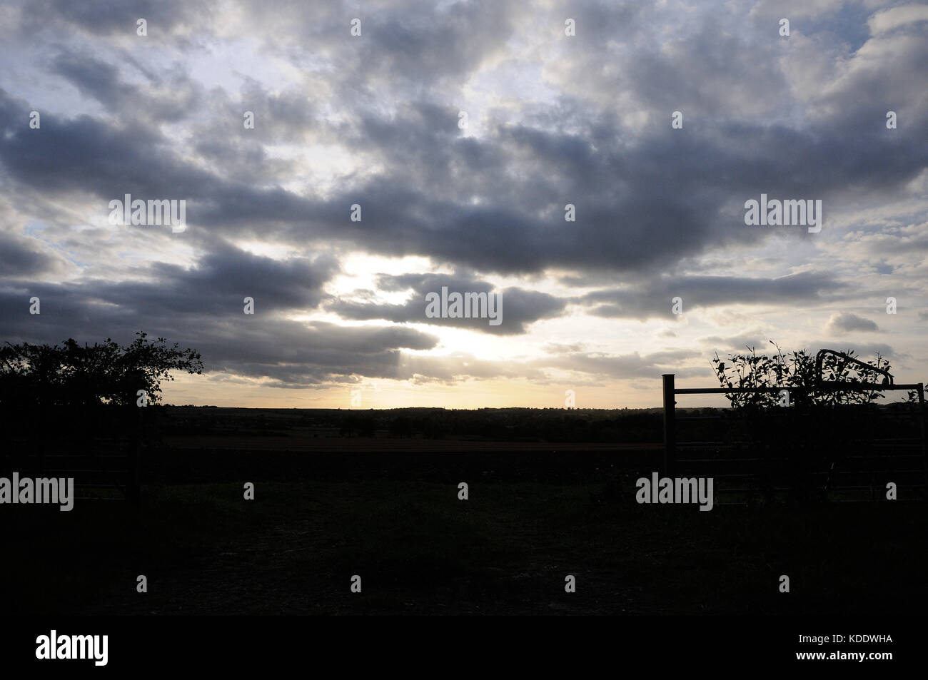 Wansford, Cambridgeshire, UK. 12th October, 2017. Sunset near the ...