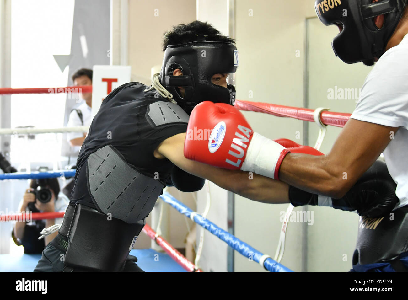 Tokyo, Japan. 12th Oct, 2017. Ryota Murata (JPN), Adrian Luna Flores ...