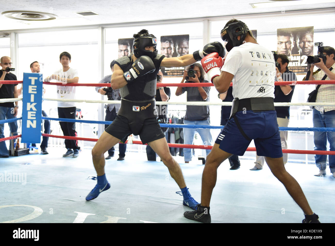 Tokyo, Japan. 12th Oct, 2017. Ryota Murata (JPN), Adrian Luna Flores ...