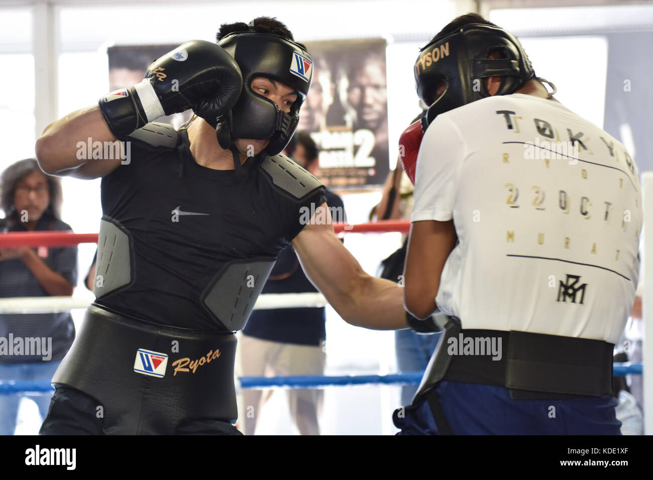 Tokyo, Japan. 12th Oct, 2017. Ryota Murata (JPN), Adrian Luna Flores ...