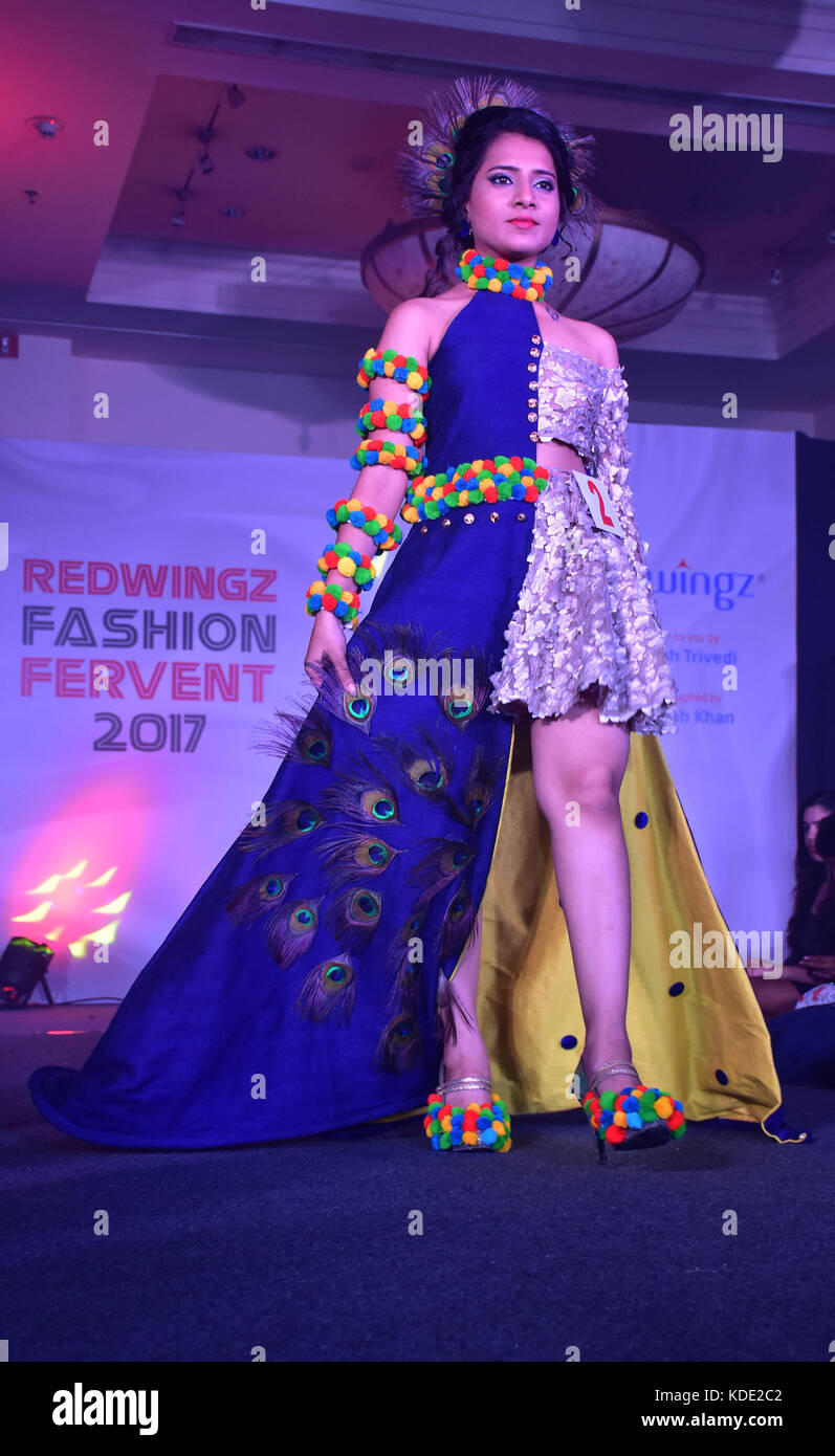 Mumbai, Maharashtra, India. 12th Oct, 2017. Participating model display ...