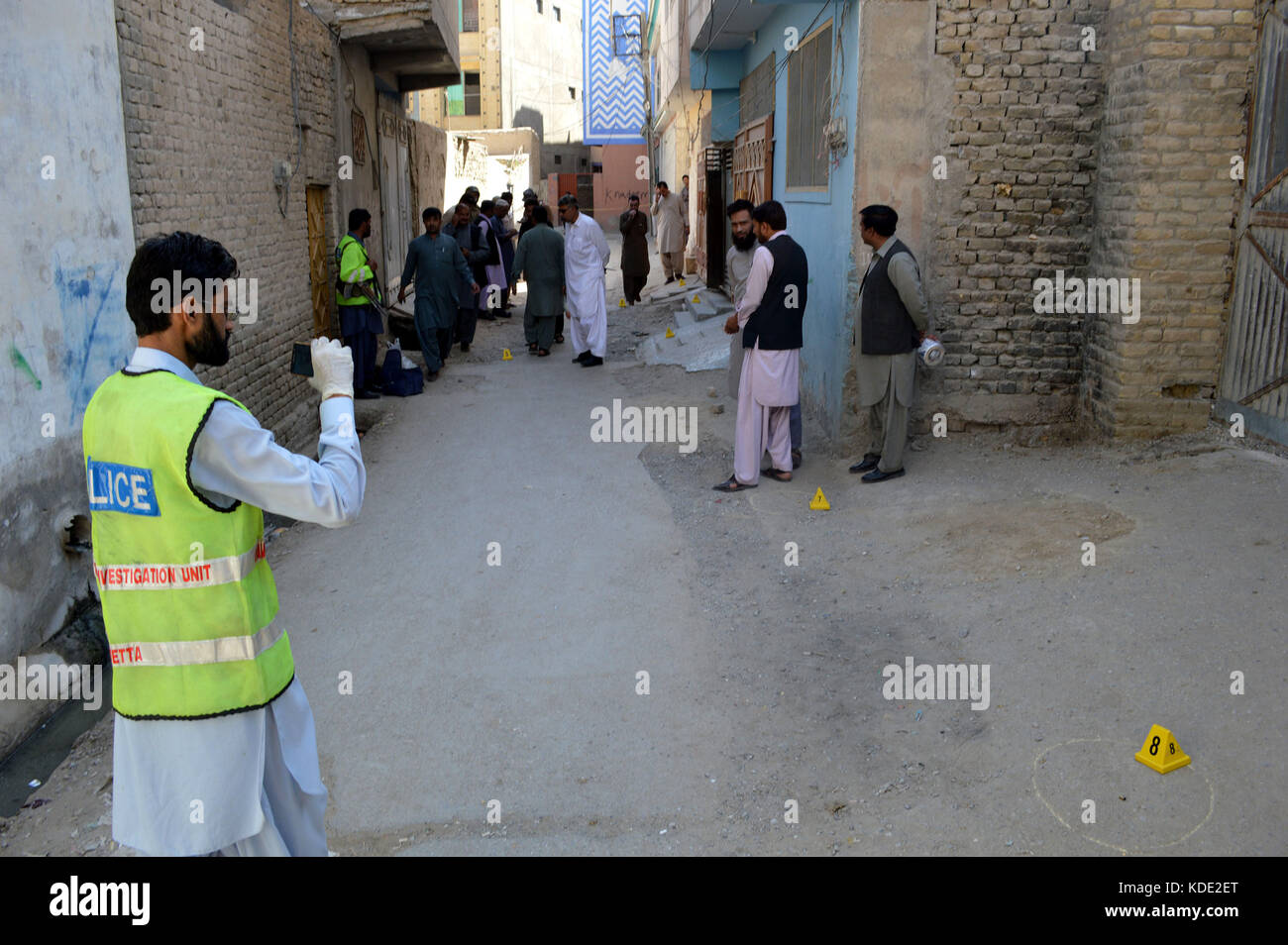 Quetta. 13th Oct, 2017. Security officials examine the attack site in ...