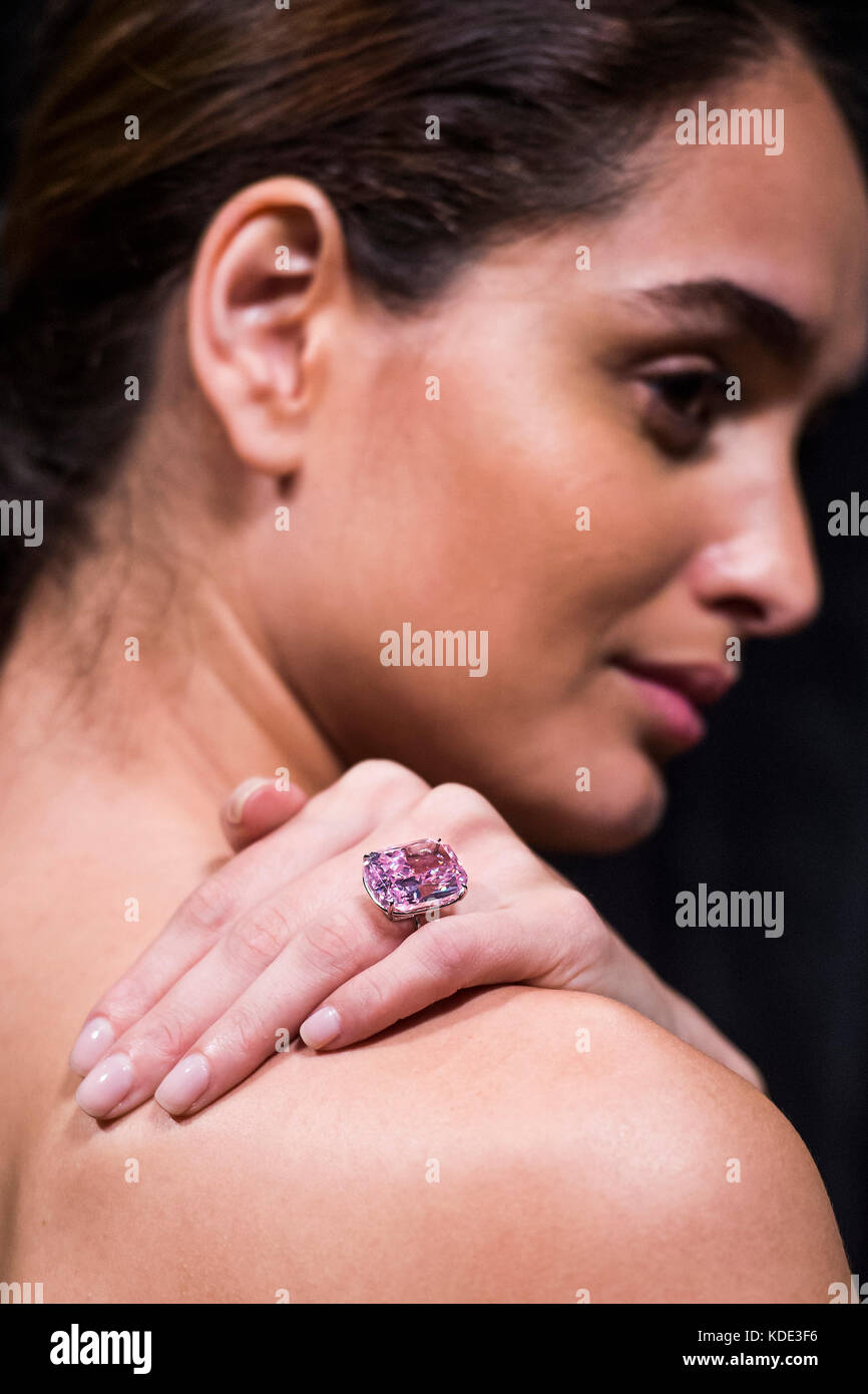London, UK. 13th Oct, 2017. ‘The Raj Pink’, the world’s largest known ...