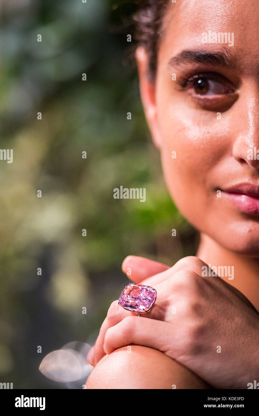 London, UK. 13th Oct, 2017. ‘The Raj Pink’, the world’s largest known ...