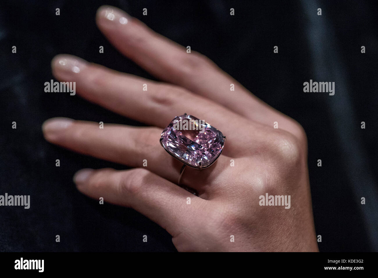 London, UK. 13th Oct, 2017. ‘The Raj Pink’, the world’s largest known ...