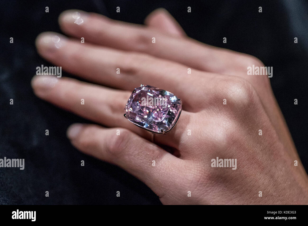 London, UK. 13th Oct, 2017. ‘The Raj Pink’, the world’s largest known ...