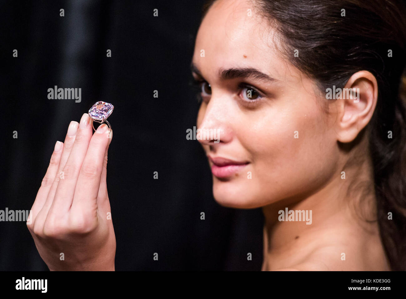 London, UK. 13th Oct, 2017. ‘The Raj Pink’, the world’s largest known ...