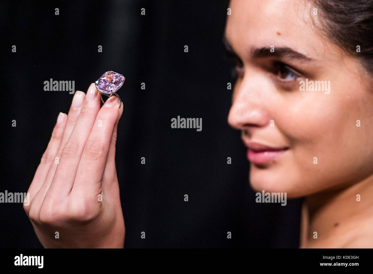 London, UK. 13th Oct, 2017. ‘The Raj Pink’, the world’s largest known ...