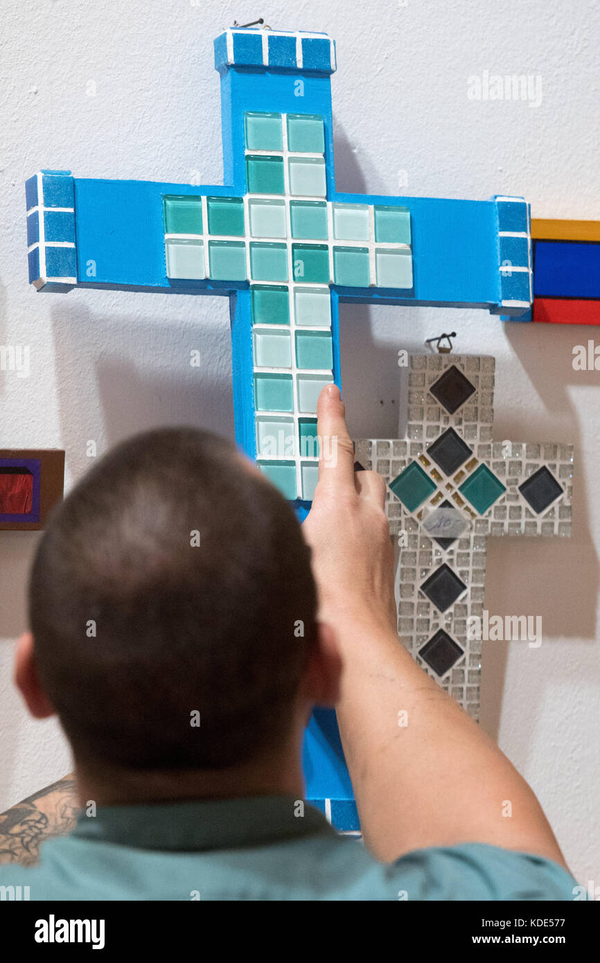 Straubing, Germany. 12th Oct, 2017. A prisoner puts a colourful cross ...