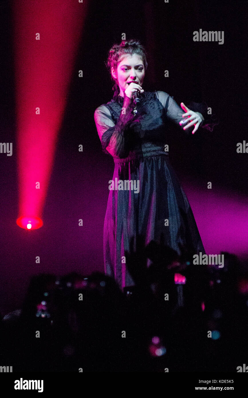 Lorde singer hi-res stock photography and images - Alamy