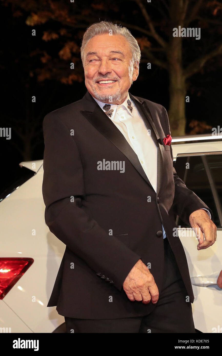 Leipzig, Germany. 13th Oct, 2017. Czech singer Karel Gott arrives for ...