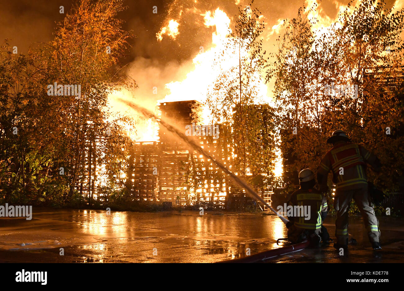 Firefighters try control fire hi-res stock photography and images - Alamy