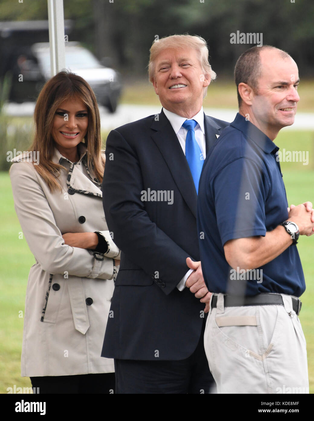 An unidentified United States Secret Service agent speaks with US ...