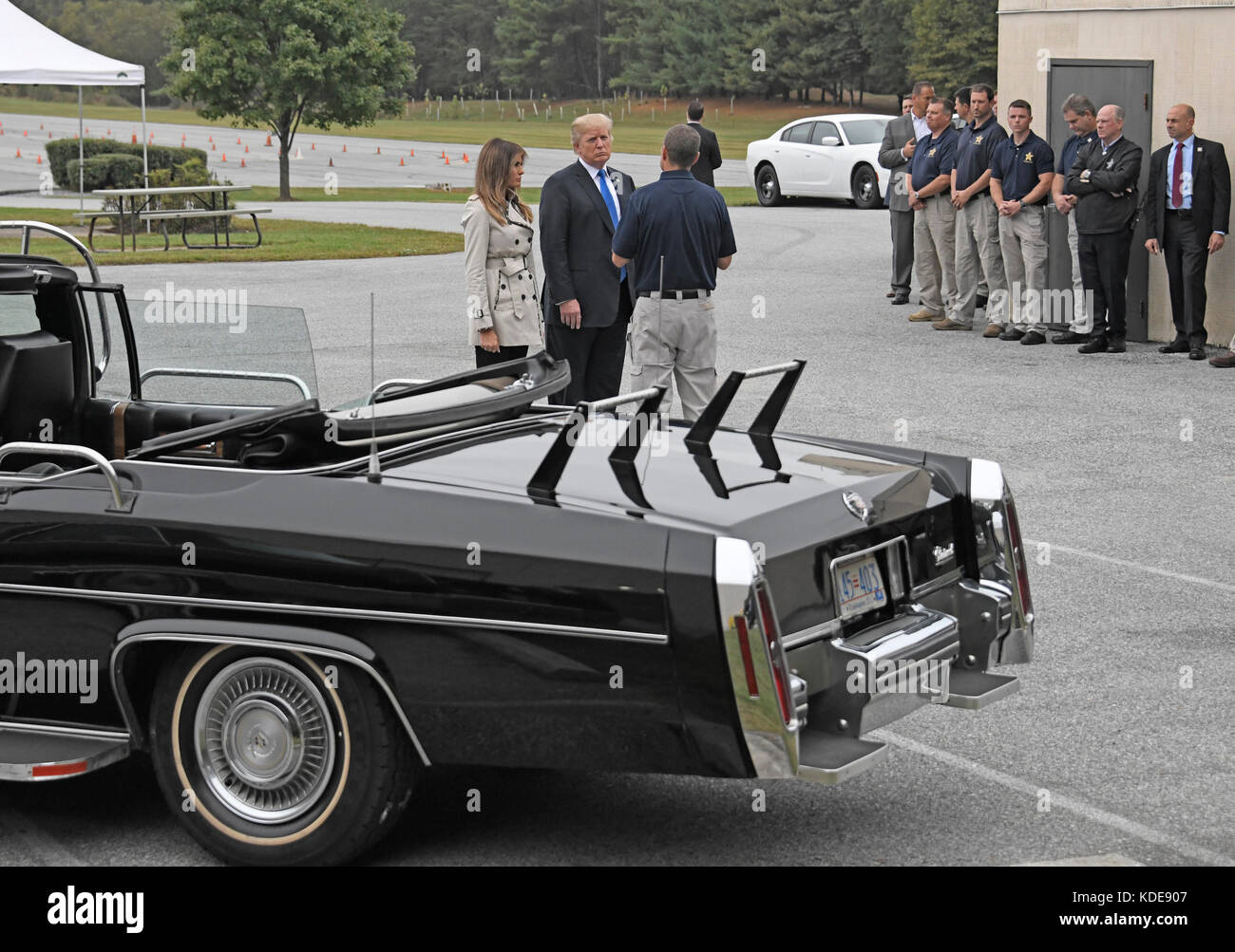 An unidentified United States Secret Service agent speaks with US ...