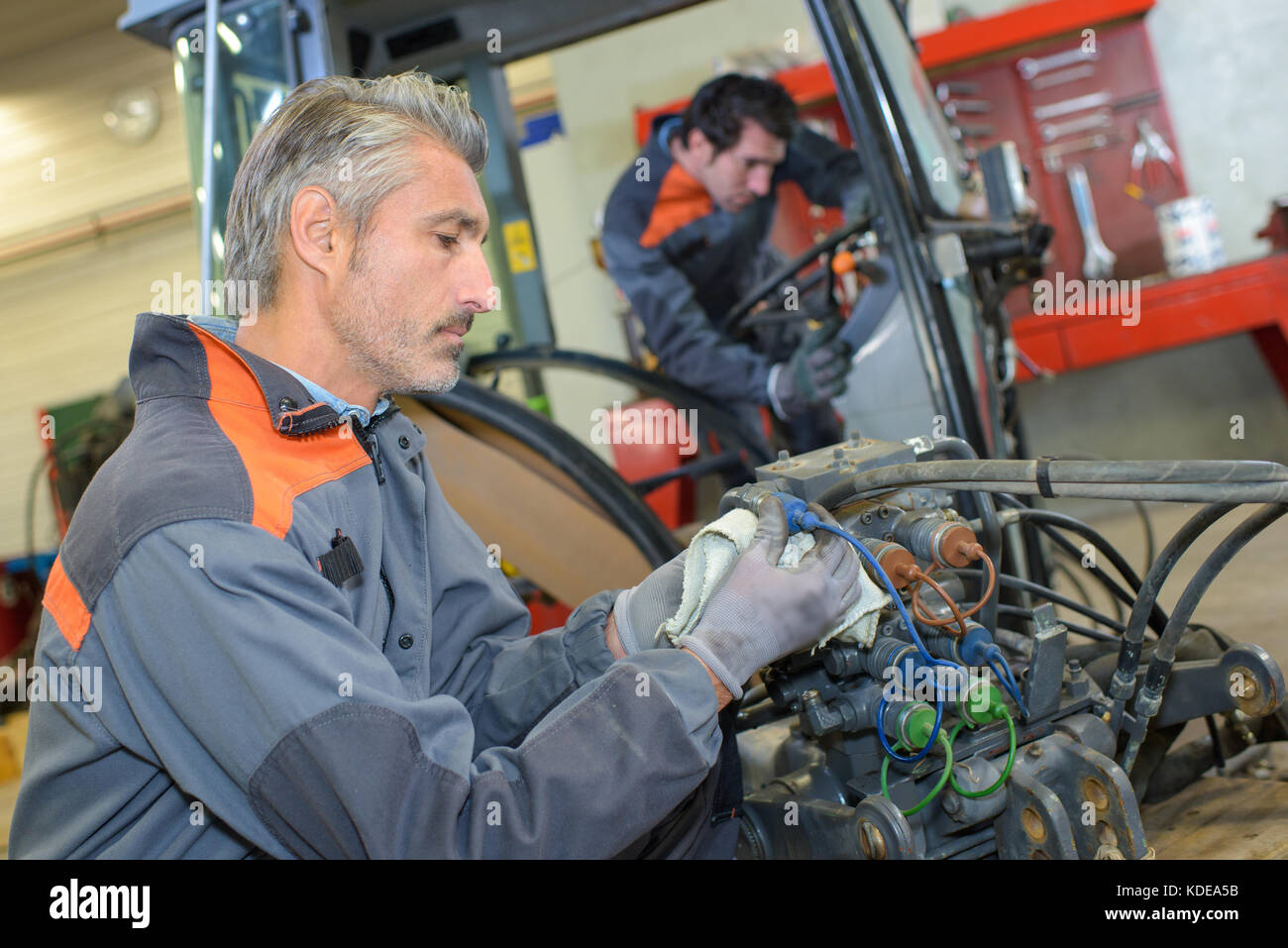 Mechanic connecting cables Stock Photo - Alamy