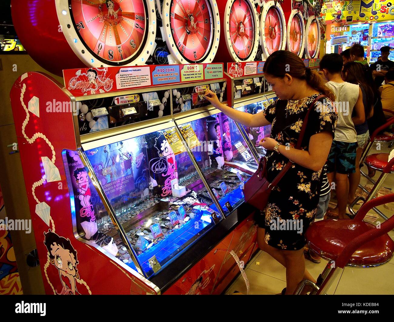 Playing Arcade Games Stock Photos & Playing Arcade Games Stock Images ...
