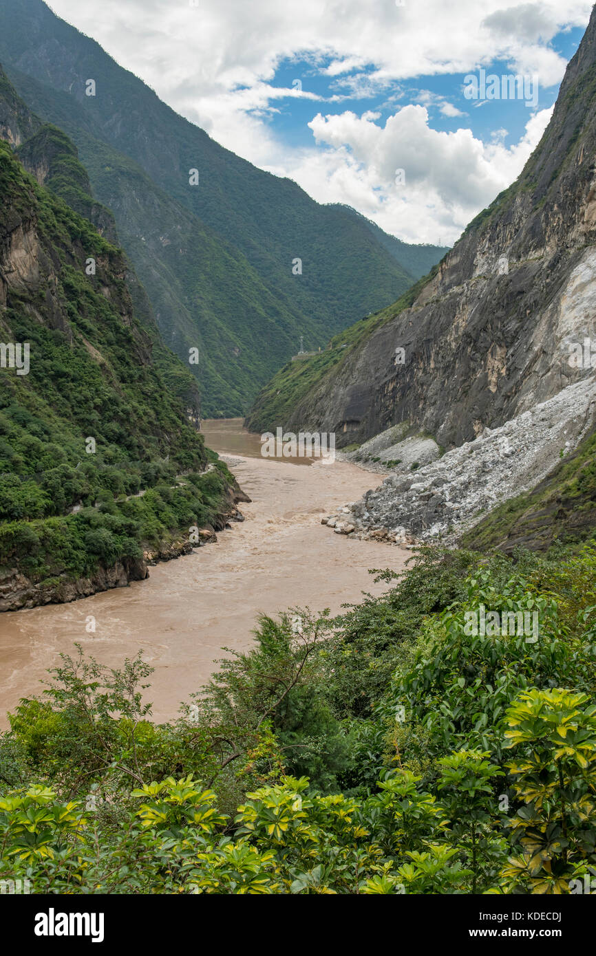 Jinsha River, Tiger Leaping Gorge, Yunnan, China Stock Photo - Alamy